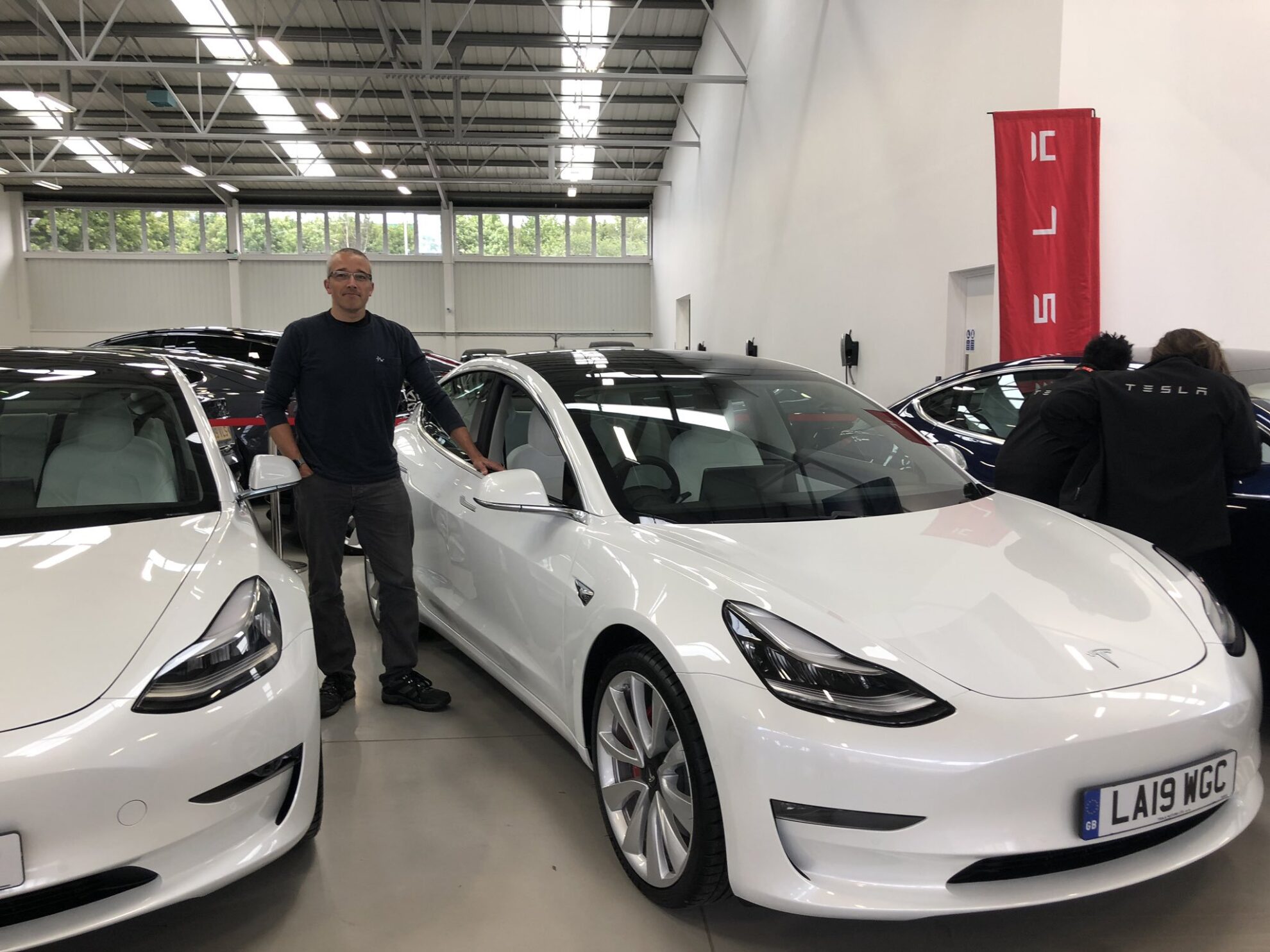 Tesla starts handover of the Right-Hand-Drive Model 3s in the UK